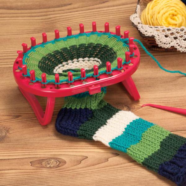 ソックス＆ハンドウォーマーレシピ付き！楽な姿勢で編めるスタンド付きで、ボーダーソックスもすいすい作れるリリアンみたいな輪編みツールです。スタンドは折りたためます。【 セット内容 】 オーバルニットルーム、フック、とじ針、ストロー（※カットし...