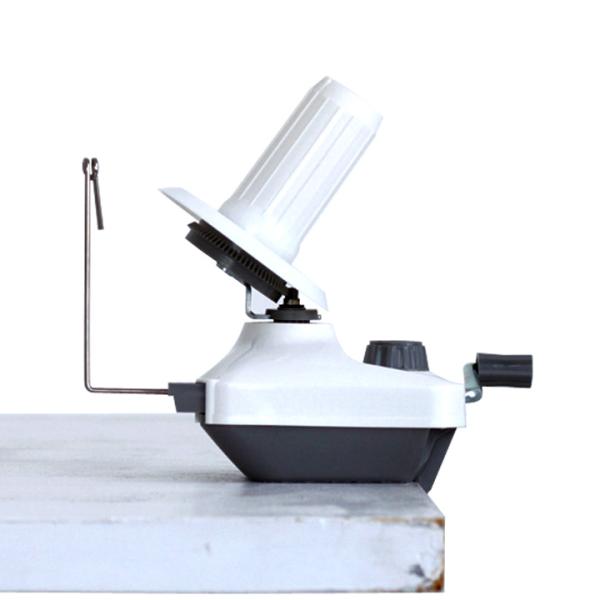 かせ糸を玉巻きにするときに便利な玉巻器・かせくり器。玉巻器は糸を玉巻状に巻くときに使用したり、余り糸などをスッキリ整理することができ、かせくり器を使うとスムーズに糸をカセ状にすることができます。二つを一緒に使うことで、かせ糸を簡単に玉巻状に...