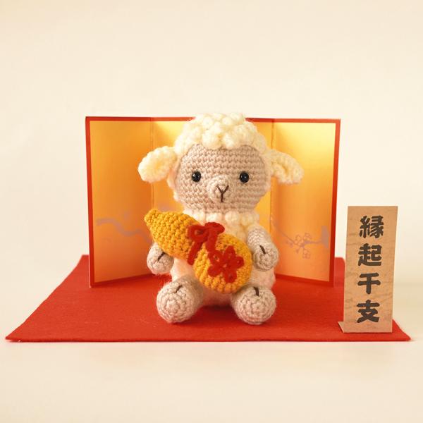 ■完成サイズ（約）…高さ11cm、幅9cm■セット内容…ハマナカピッコロ、ソリッドアイ、刺しゅう糸、金屏風、赤もうせん、看板、作り方説明書■用意するもの…かぎ針4/0号、手芸用ボンド、刺しゅう針、毛糸とじ針、手芸わた約9g■制作時間目安…8...