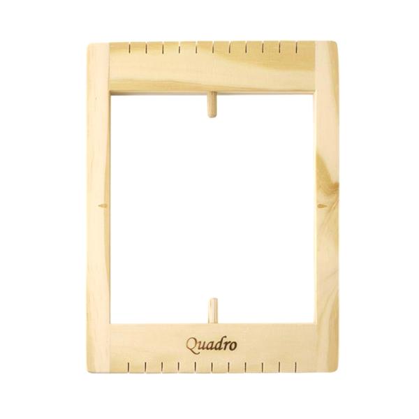 ■サイズ（約）…マクラメ編み機クオドロミニ…約20cm×約15cm×厚み約1.4cm■素材…杉材、荏油（えごまあぶら）、ネジ糸を結んで作り上げていくマクラメを綺麗に仕上げるコツは、糸のハリ！クオドロなら芯糸をピンと張って作業できるから、仕上...