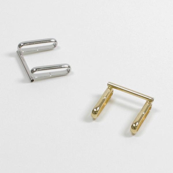 お気に入りのブローチを簡単に帯留めにすることができるパーツです。【 サイズ（約） 】 20mm（パイプ部分の長さ）、1mm（パイプの穴径）、3×15mm（帯を通す部分）【 材質 】 真鍮【 生産国 】 中国手作りの帯留めで着物がもっとおしゃ...