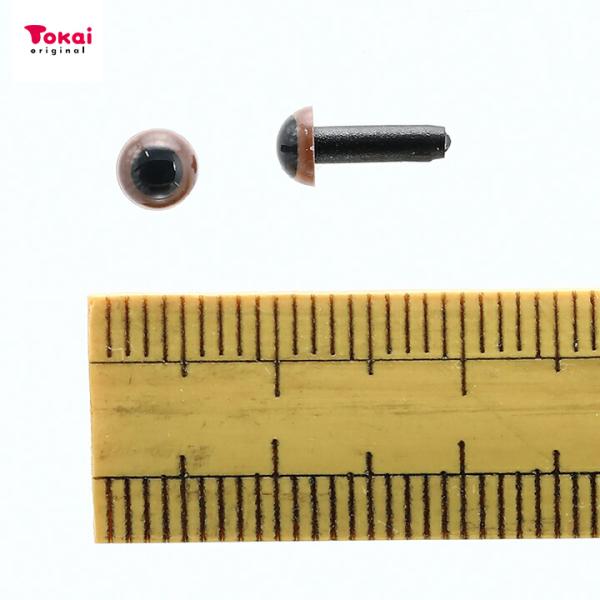 黒目のまわりの部分が茶色のプラスチック（ポリスチレン）製の人形用目玉パーツ（さし目）です。キャラクターに応じた色目・サイズをお選びください。【 サイズ（約） 】 8×4cm（パッケージサイズ）直径4.5×全長9mm、足の長さ7mm（1個の商...