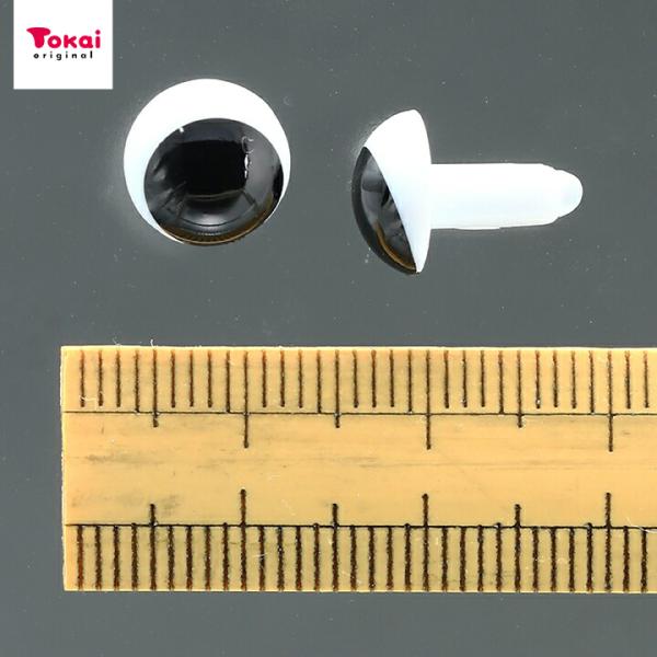 黒目のまわりの部分がホワイトのプラスチック（ポリスチレン）製の人形用目玉パーツ（さし目）です。黒目が片側に寄っているので、タレ目、より目、上目などの表情が楽しめます。【 サイズ（約） 】 8×4cm（パッケージサイズ）直径9×全長12mm、...