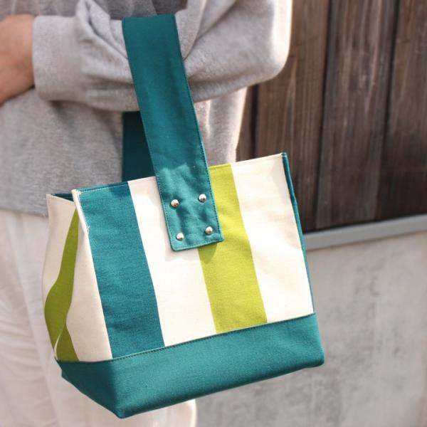 【 出来上がりサイズ（約） 】 20×20×マチ20cm【 必要な材料の目安 】生地A（本体布） (マルチカラー帆布 ボーダー) … 幅88×50cm生地B（切替え布） (マルチカラー帆布 無地) … 幅88×40cm生地C（裏地） (先染...