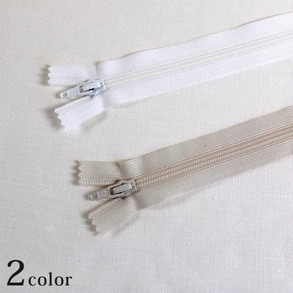 ■サイズ（約）…ファスナー巾：約25mm、長さ：約120cm（商品サイズ）■生産国…日本製フラットニットは柔らかさと薄さを追求した、ニットテープにファスナーのかみ合う部分を編込んだファスナーです。薄い生地やストレッチ素材に対してドレープ性に...