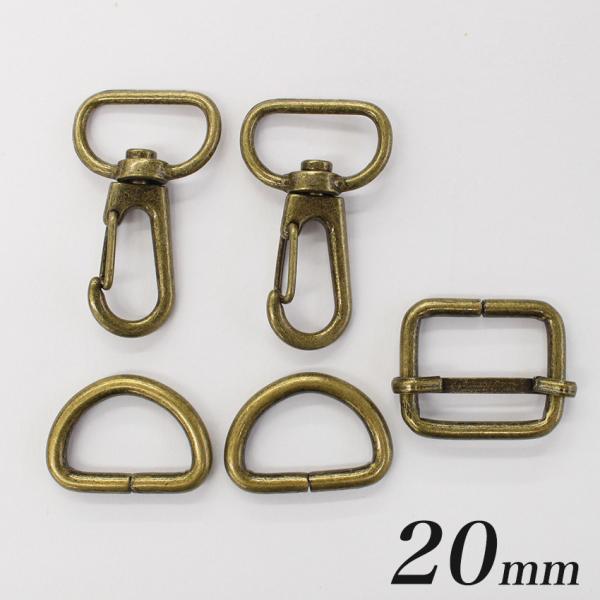 ショルダーストラップを作るために必要な金具のセットです。ショルダー紐の作り方レシピつき。【 サイズ（約） 】 20mmテープ用【 素材 】 鉄・亜鉛合金【 生産国 】 中国【 セット内容 】 ナスカン：2個、Dカン：2個、移動カン：1個、テ...