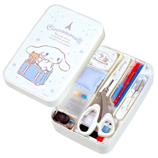 「シナモロール」のとってもキュートなソーイングセット♪■サイズ（約）…152×262×56mm（パッケージサイズ）ケース：152×222×56mmトレイ：146×217×18mm（商品サイズ）■セット内容…裁ちはさみ(20cm)＜本体：中国...