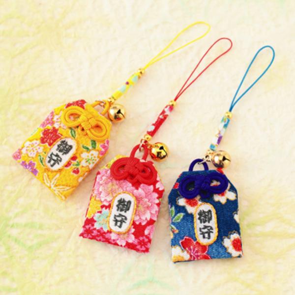 ちりめん幸せ根付キット京ちりめんストラップキット開運御守り　【　メーカー　】　タカギ繊維【　完成サイズ（約）　】　１２．５×３．５ｃｍ（ストラップ部分含む）【　キット内容　】　ちりめんストラップ、鈴、ちりめん、めがね、御守り房、型抜きボール...
