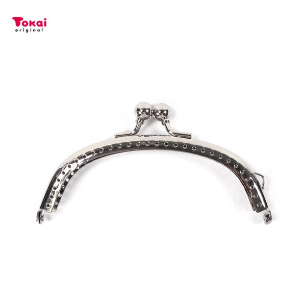 【 発売元 】 藤久株式会社【　サイズ（約）　】　幅９×高さ４．５ｃｍ　溝幅３ｍｍ（玉部分含まず）【　用意するもの　】　布地、裁縫道具口金の溝に布地をはめながら縫い付けます。右から左へ縫ったら次は左から右に戻りながら縫います。太めの糸を使用...