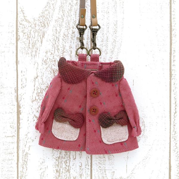 【 サイズ(約) 】 12.5×13.5cm（完成サイズ）27×16.5×3cm（パッケージサイズ）【 セット内容 】 先染木綿3種、キルト綿、接着芯、キーホルダー金具1個、飾りボタン2個、スナップボタン2組、Dカン、ナスカン付合皮持ち手1...