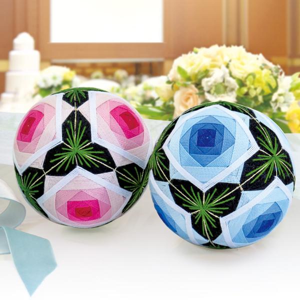 【 サイズ(約) 】 直径9cm（完成サイズ）【 セット内容 】 地割り済み手まり芯（8等分・黒）2個、糸（オリムパス5番ししゅう糸：綿100％、ラメ糸 金：レーヨン63％・ポリエステル37％）、針（オリムパス スウェーデンししゅう針2本、...