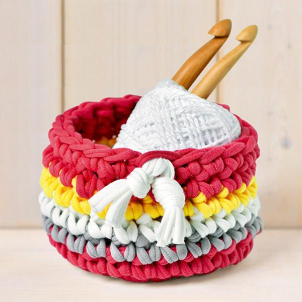 【 サイズ(約) 】8×11cm（完成サイズ）、27×17×厚さ2cm（パッケージサイズ）【 セット内容 】カット済みニット布（約2.5cm巾×長さ170cmの布が必要量入ってます）、説明書【 用意するもの 】10mmかぎ針、はさみ、ものさ...