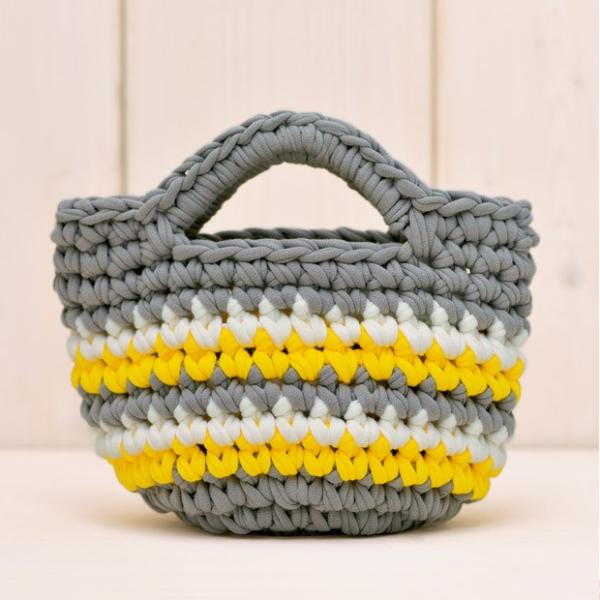 【 サイズ(約) 】14×20×マチ8cm（完成サイズ）、27×17×厚さ2cm（パッケージサイズ）【 セット内容 】カット済みニット布（約2.5cm巾×長さ170cmの布が必要量入ってます）、説明書【 用意するもの 】10mmかぎ針、はさ...