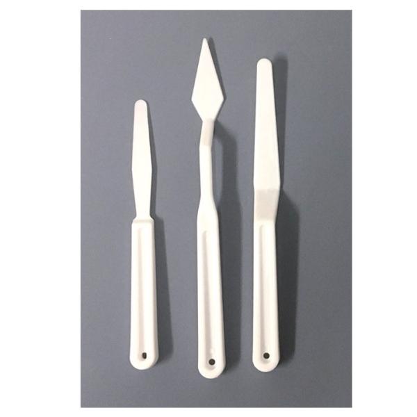 つまみ細工に最適な、樹脂製のヘラ 3個セットです。【 サイズ（約） 】 25×6.5×厚み1.5cm（パッケージサイズ）18.5cm、17cm、14.5cm（ヘラ全長）【 素材 】 樹脂【 生産国 】 中国【 発売元 】 ベストブレーン T...