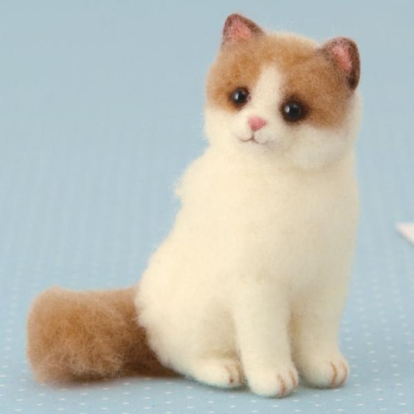 須佐沙知子先生デザイン、人気の猫のキットです。【 サイズ（約） 】 縦23×横14×厚さ2.5cm（パッケージサイズ）高さ9cm（完成サイズ）【 セット内容  】 アクレーヌ、目パーツ、レシピ【 用意するもの 】 【フェルテイング用ニードル...