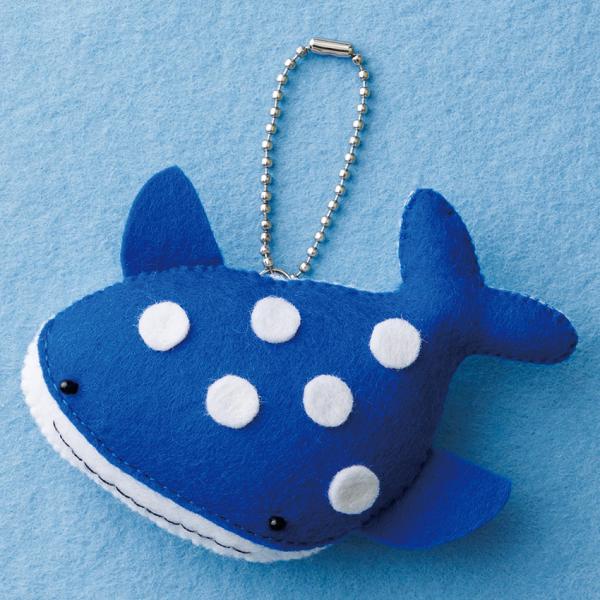 ■サイズ（約）…横13×縦21.5×厚み2cm（パッケージサイズ）横10.5×縦8cm(本体のみ)（完成サイズ）■セット内容…型抜き済みフェルト、刺しゅう糸、ビーズ、綿、2重リング、ボールチェーン、作り方説明書■準備するもの…はさみ、縫い針...