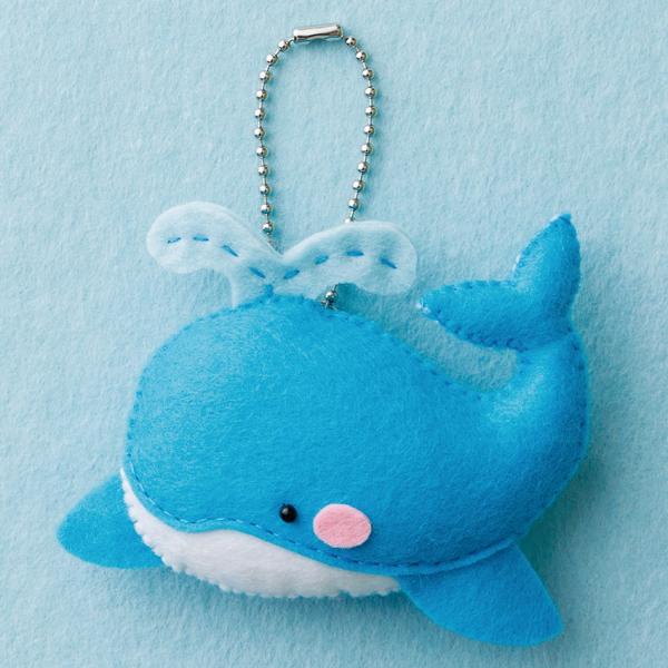 ■サイズ（約）…横13×縦21.5×厚み3cm（パッケージサイズ）横9×縦7.5cm(本体のみ)（完成サイズ）■セット内容…型抜き済みフェルト、刺しゅう糸、ビーズ、綿、2重リング、ボールチェーン、作り方説明書■準備するもの…はさみ、縫い針、...