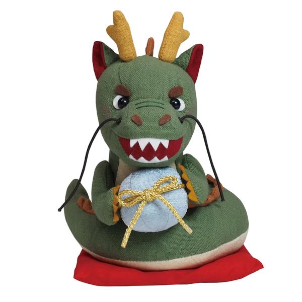 ■サイズ（約）…30×19.5×6cm（パッケージサイズ）高さ18.5×幅13.5×奥行15cm ※出来上がりサイズには若干の差が生じます。（完成サイズ）■セット内容…表布6種、ちりめん、接着芯、フェルト3種、詰め綿、目ボタン、飾り紐、丸ゴ...