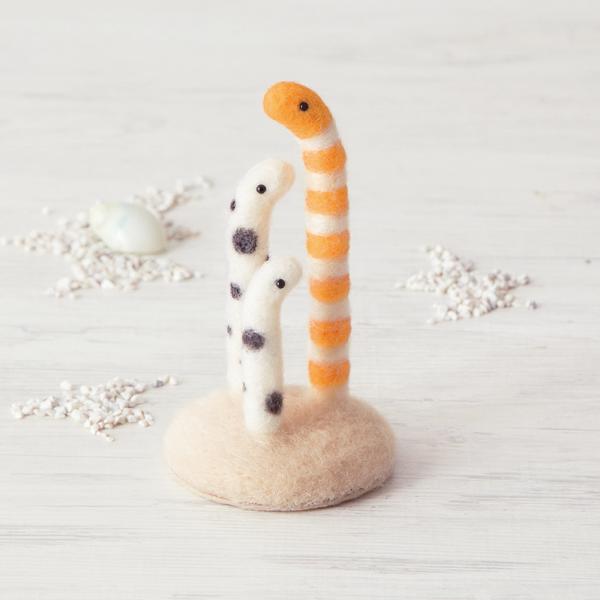 ■サイズ（約）…11.5cm（完成サイズ）■セット内容…アクレーヌ、目、テクノロート、シートフェルト、レシピ■準備するもの…フェルティング用ニードル極細（H441-023）、フェルティング用マット（H441-015）またはアクレーヌスタータ...