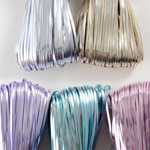 ■サイズ(約) …幅2.5mm■入り数(約) …50m■材質 …PVCネットと組み合わせてバッグなどにおすすめ、メタリックカラー！さまざまなテクニックでお使いいただけるアクセサリーコード。プラスチック製のクラフト素材で、結んだり編んだりとさ...