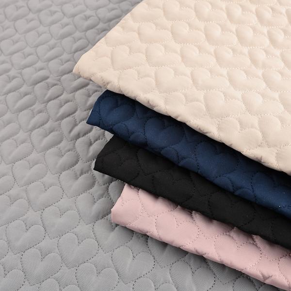 ■布幅（約）…60cm■素材…表…ポリエステル100％、裏…ポリエステル100％■数量設定…50cm単位の切売り　（ご購入例： 数量 2 = 1m）●生地の厚さ … 厚地●透け感 … なし●生地の特徴 … 布状のわた(キルト綿)を、生地で挟...