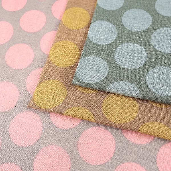 ■布幅（約）…104cm■素材…綿100％■数量設定…50cm単位の切売り　（ご購入例： 数量 2 = 1m）●生地の厚さ … やや薄地●透け感 … 若干あり●生地の特徴 … コットン100％のキャンバス生地。不規則な節を持ったスラブ糸を使...