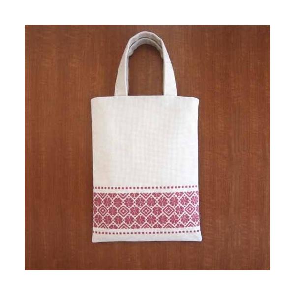 オリムパス　刺しゅうキットこぎん刺し　こぎん１６バッグ（ベージュ）メーカー：オリムパス完成サイズ：３４×２５ｃｍ（持ち手は除く）キット内容…オリムパスこぎん糸（渋ピンク）＜１６６＞（綿１００％）、オリムパスＮｏ１１００布＜コングレス＞ベージ...