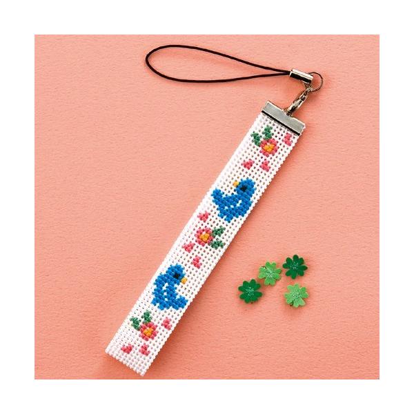 オリムパスストラップししゅうキットロングタイプ　トリとお花【　メーカー　】　オリムパス【　サイズ（約）　】　本体全長１７ｃｍ　刺しゅう部分９．５×１．５ｃｍ【　キット内容　】　２５番刺しゅう糸（綿１００％）、ビニールキャンバス、ストラップ、...