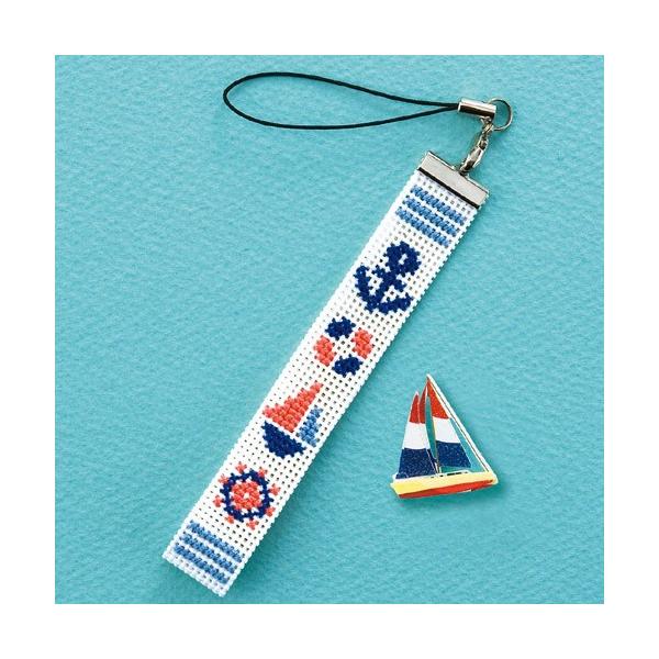 【　メーカー　】　オリムパス【　サイズ（約）　】　本体全長１７ｃｍ　刺しゅう部分９．５×１．５ｃｍ【　キット内容　】　２５番刺しゅう糸（綿１００％）、ビニールキャンバス、ストラップ、ひも止め金具、クロス針、図案説明書かんたんカワイイ、ストラ...