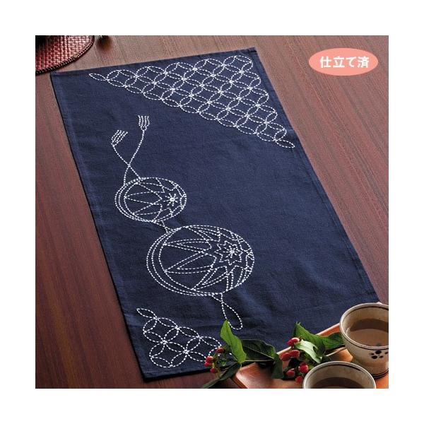 【　メーカー　】　オリムパス【　サイズ（約）　】　３５×７５ｃｍ【　キット内容　】　刺し子糸：細(白糸使用)、Ｎｏ．４５００刺し子布(紺)、刺し子針、刺し方説明書、皿付皮指ぬき1個【刺し子キット】素朴な温もりと安らぎが宿り、人々の手から手へ...