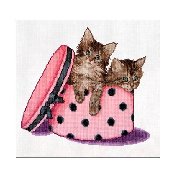 Thea GOUVERNEUR　刺しゅうキットKittens in Hat Box 734【 サイズ(約) 】 31×30cm【 布の種類 】 アイーダ【 布地のカウント数 】16【 布地の色 】 White【 セット内容 】 16ct ア...