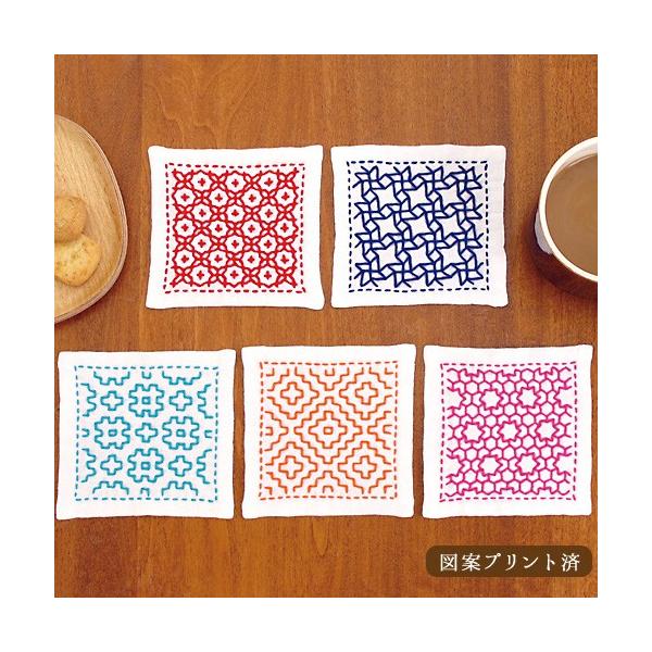 オリムパス　刺しゅうキット一目刺しのコースター（5枚1組） 【 サイズ(約) 】 出来上がりサイズ：10×10ｃｍパッケージサイズ：31×19.5ｃｍ 厚み1cm【 セット内容/素材 】 晒木綿 白（綿100％）、刺し子糸5色（綿100％）...