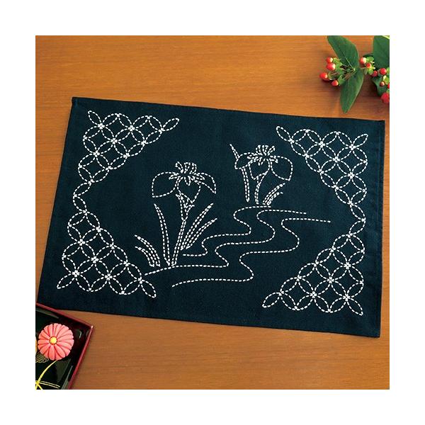 刺し子キットランチョンマットかきつばたと七宝つなぎ【 サイズ(約) 】 30×44ｃｍ（出来上がりサイズ） 【 セット内容/素材 】 No.4500刺し子布（仕立て済み）＜107＞紺（綿100％）、刺し子糸（細）＜800＞白（綿100％）、...