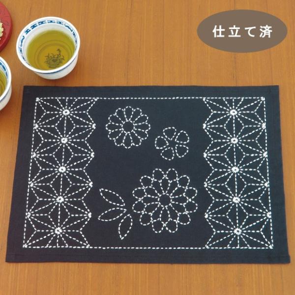 【 サイズ(約) 】24×34cm(本体サイズ)31×19.5cm 厚み1cm(パッケージサイズ)【 セット内容 】 No.4500刺し子布〈107〉紺(綿100%)、刺し子糸(細)〈800〉白(綿100%)、刺し子針、指ぬき、作り方説明書...