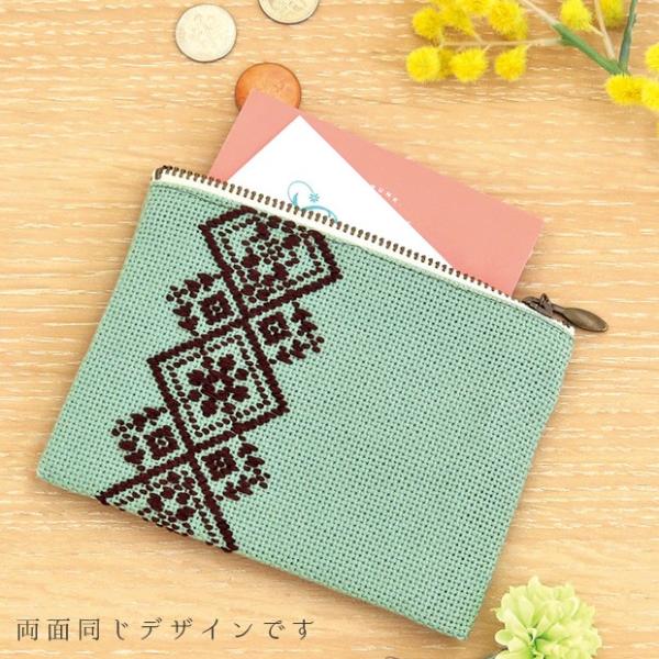 北欧テイストあふれるこぎん刺しのカードケースキットです。【 サイズ(約) 】9×13cm(出来上がりサイズ)24.5×14.5cm厚み1.5cm(パッケージサイズ）【 セット内容/素材 】 こぎん糸(綿100%)、No.1100布コングレス...