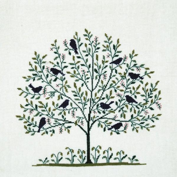 幸せの青い鳥がとてもかわいいです。【 サイズ(約) 】 32×32cm(出来上がりサイズ)※余白部分含むサイズ【 セット内容 】 花糸、リネン、針、チャート　※額類・裏地・副資材・型紙などは付いていません。【 布 】 リネン（アンティーク　...