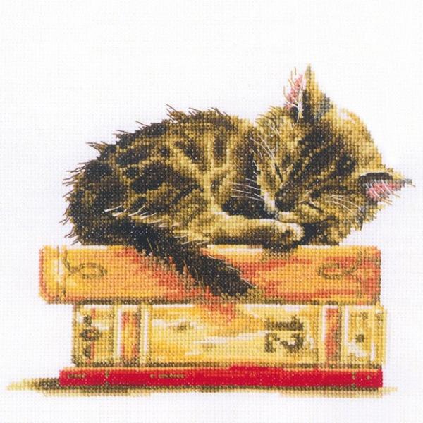 本の上で眠る愛らしい子猫のデザインです。ロシア製。RTO社の特徴は、大きい図案(マス目)で、見やすいので、図案を拡大せずに使用していただけます。作品サイズは周囲の余白部分を含みます。使用糸はDMC社です。 【 サイズ(約) 】 19.5×1...