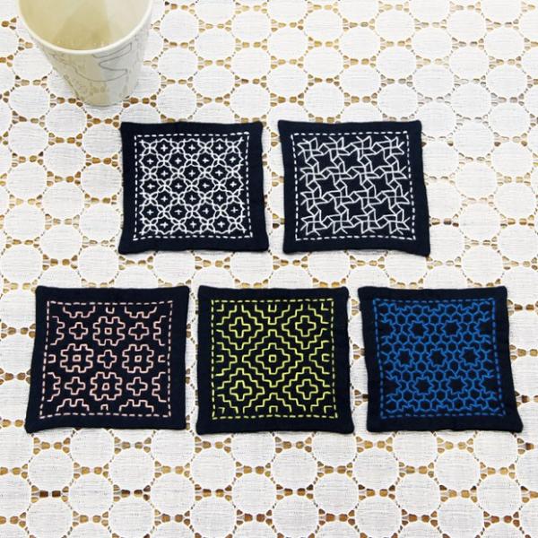 人気の一目刺しキットです。図案がプリントされているので、すぐにお楽しみいただけます。一目刺しとは、刺し子の技法のひとつで、一定の針目で縦、横、斜めと同じ方向を順に刺していく刺繍技法です。コースターやふきんなど、身近なものから刺し子を取り入れ...