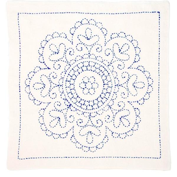 手縫いの花ふきん 刺し子キット「SASHIKO WORLD」シリーズ第3弾です。水で落とせるプリントつきの生成り色の酵素晒木綿が入っています。【 サイズ（約） 】34×34cm（完成サイズ）14×21×厚さ1cm（パッケージサイズ）【 セッ...