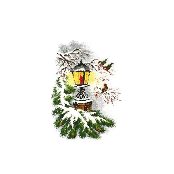 ロシアのメーカー、Oben（オーベン） のクロスステッチ・刺繍キットです。雪景色 ランタンの灯りにことりたちが集まってきてクリスマスを待っているのでしょうか？【 サイズ（約） 】20×30cm（完成サイズ）30×21cm（パッケージサイズ）...