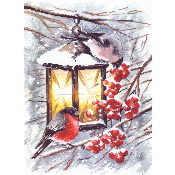 ロシアのメーカー、Oben（オーベン） のクロスステッチ・刺繍キットです。雪景色 真っ赤なナナカマドの実を小鳥が啄んでいます。【 サイズ（約） 】20×28cm（完成サイズ）30×21cm（パッケージサイズ）フック部分含まず【 セット内容 ...