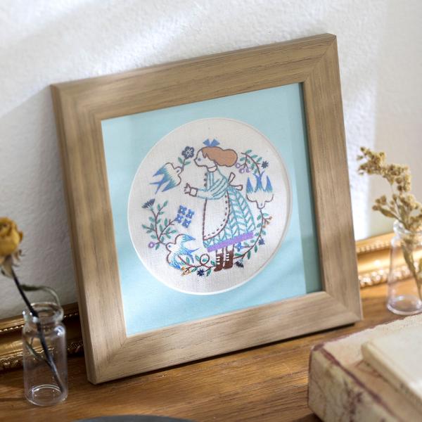 ■サイズ（約）…31×23×厚み2.5cm（パッケージサイズ）縦15.3×横15.3cm（フレーム外寸）（完成サイズ）■セット内容…コスモ25番刺しゅう糸、刺しゅう布（図案プリント済み／フリーステッチ用コットンクロス 35.アイボリー）、片...