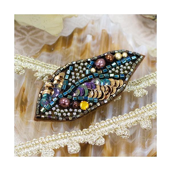 ■サイズ（約）…縦13.5×横11×厚さ1cm前後（パッケージサイズ）6.8×2.8cm（完成サイズ）■素材…ガラス、ポリエステル、ユリヤ樹脂、金属ベース、真ちゅう、アクリル系樹脂(糸と針の材質：ナイロン、高炭素鋼)■セット内容…ビーズ、ス...