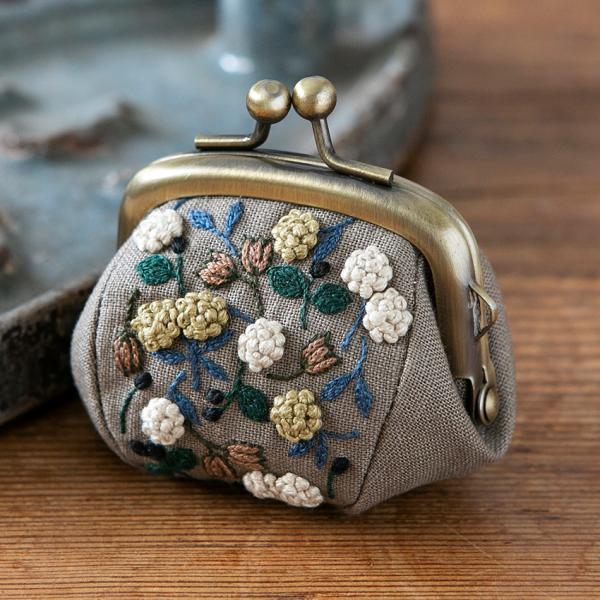 ■サイズ（約）…縦16×横13.5×幅1.5cm（パッケージサイズ）縦6×横6cm（完成サイズ）■セット内容…表生地、裏布、接着芯、刺繍糸、口金金具・紙紐、作り方説明書■準備するもの…刺繍針（2本どり用）、刺繍枠（10cm）、裁ちばさみ、糸...