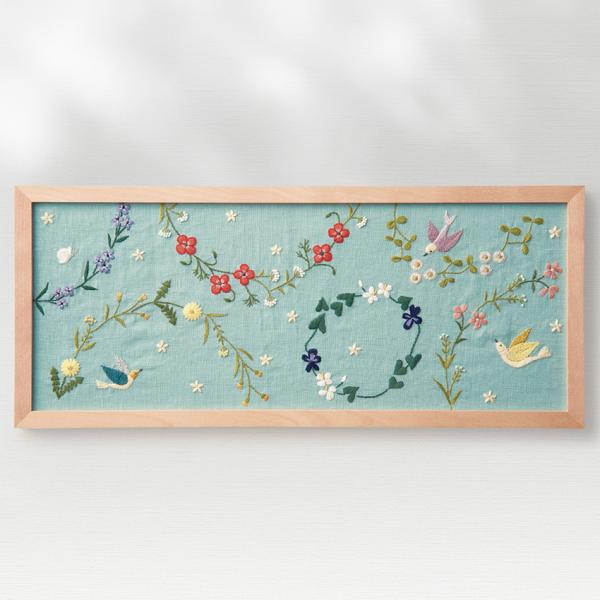 ■サイズ（約）…30.5×20.5×2.5cm（パッケージサイズ）額外径：縦18.5×横43cm、額内径：縦15.5×横40cm（完成サイズ）■セット内容…25番刺しゅう糸（綿100％）、刺しゅう布（図案プリント済/麻100％）、フランス刺...