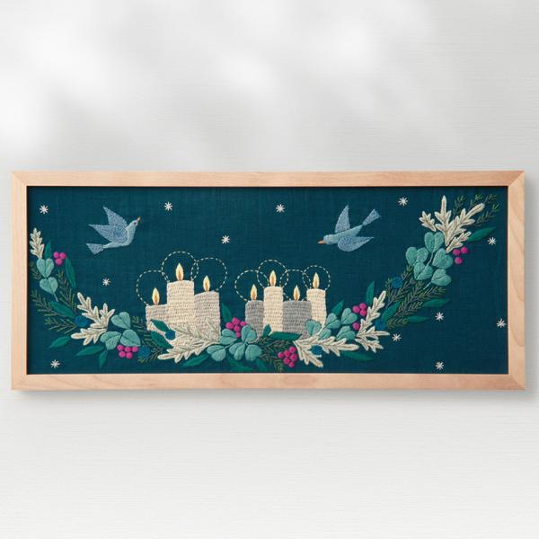 ■サイズ（約）…30.5×20.5×2.5cm（パッケージサイズ）額外径：縦18.5×横43cm、額内径：縦15.5×横40cm（完成サイズ）■セット内容…25番刺しゅう糸（綿100％）、刺しゅう布（図案プリント済/麻100％）、フランス刺...
