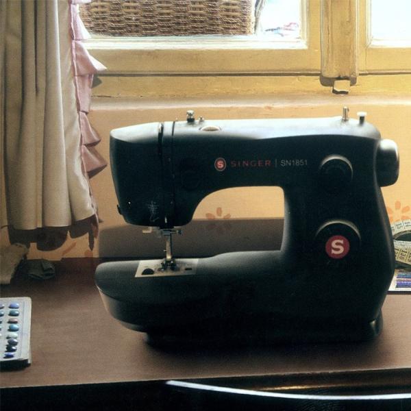 【 ブランド 】 シンガー【 本体サイズ（約） 】 幅41.6×奥行19.3×高さ30.0cm【 重量（約） 】 5.7kg【 主な機能 】 7枚送り歯、送り調節ダイヤル、模様選択ダイヤル、下糸らくスルー、自動針穴糸通し、フリーアーム、LE...