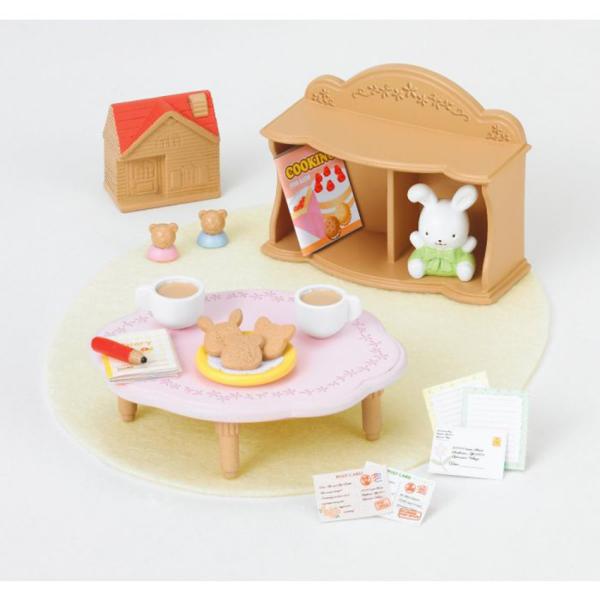 ■パッケージサイズ(約):…幅78×奥行48×高さ(ヘッダー込)113mm■素材…PS 、ポリエステル■セット内容…テーブル、チェスト、ぬいぐるみ、お家、ドール×2、えんぴつ、ミルクティー×2、皿、クッキー×3、マット、ざっし、絵日記、ポス...