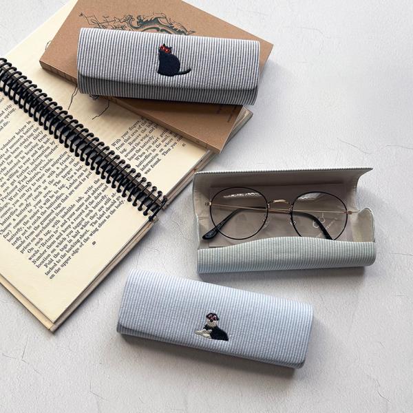 fa-03 [15112]パルメガネケース (fam)■品番…15112■原産国…中国■LOT 2・12■サイズ…W15.5×H3.3×D5(cm)■素材…綿 ポリエステル■付属品…メガネクロス付き 専用パッケージ入り■おすすめポイント…メ...