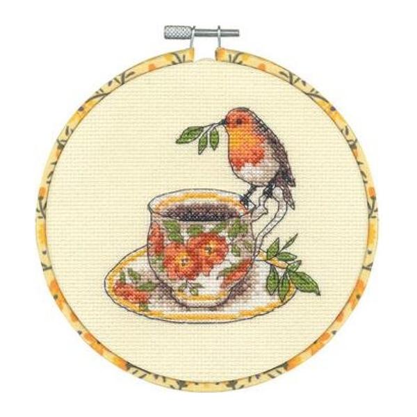 ■メーカー DIMENSIONS■完成サイズ　直径15.2cm■内容　14カウントアイーダ布、刺繍糸、針、刺繍枠、図案と説明書（英語）ディメンションズの新作キット、初心者さん用です。アメリカから直輸入の正規品です。花柄の布が巻かれた刺繍枠も...